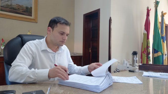 Prefeito tem prisão revogada uma semana após renunciar ao mandato ... Prefeito tem prisão revogada uma semana após renunciar ao mandato ...