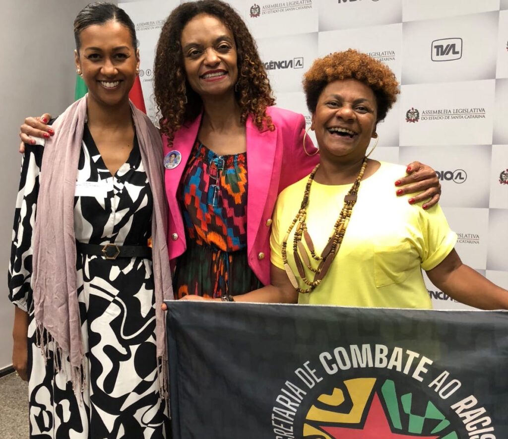 Após 89 anos, a segunda mulher negra assume como deputada - Karina Manarin